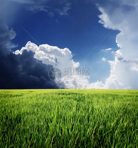 春天的田野和美丽的蓝天高清图片下载 正版图片507101970 摄图网