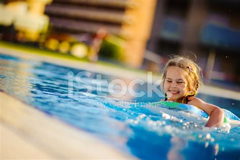 Foto De Stock Niña Niño Sonriente Nadando En La Piscina Al Aire Libre Libre De Derechos