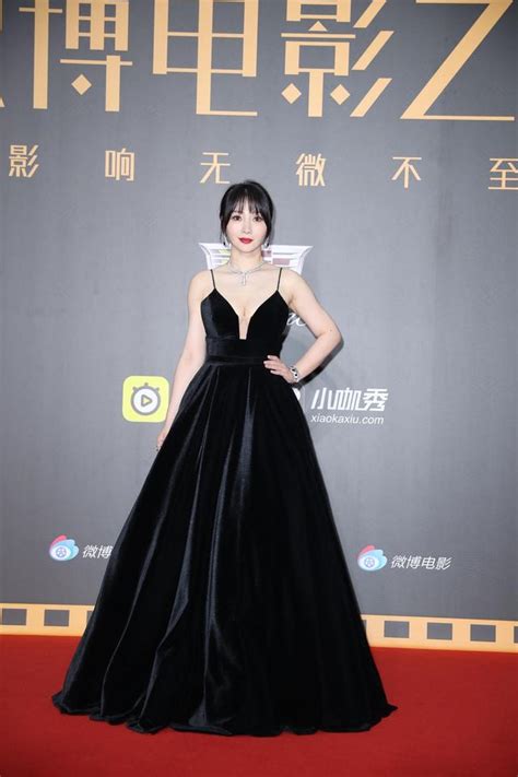 柳岩亮相微博电影之夜 黑色深V礼服大秀性感 新浪图片