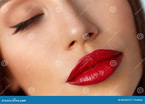 Fronte Della Donna Di Bellezza Con Bello Trucco E Le Labbra Rosse Sexy Immagine Stock Immagine