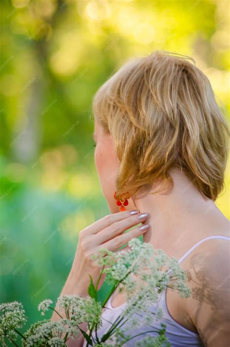 Premium Photo Beautiful Blonde Poses In The Park In Spring
