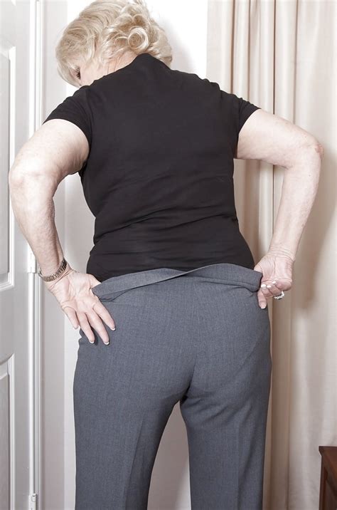 Lola Lee In Black Top And Gray Pants With Nude Stockings Photo 37