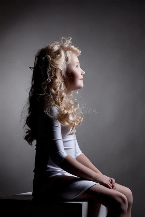 Fille De Sourire Mignonne Posant Avec Les Seins Nus Photo Stock Image