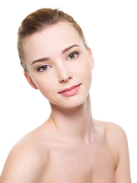 Portrait D Un Visage De Belle Jeune Femme Avec Une Peau Propre Et