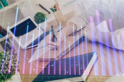 Gráfico financiero que se muestra en la mano de la mujer tomando notas