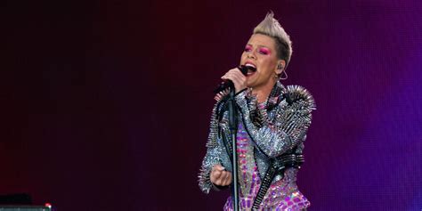 Pink Finds Fans Mothers Ashes On Stage 7hofm