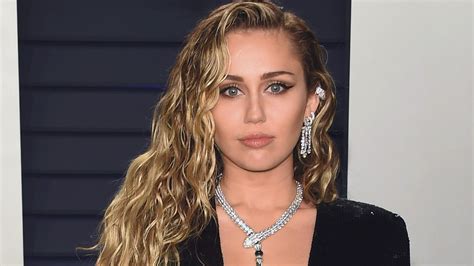 Miley Cyrus fait tourner les têtes dans une mini robe à sequins qui