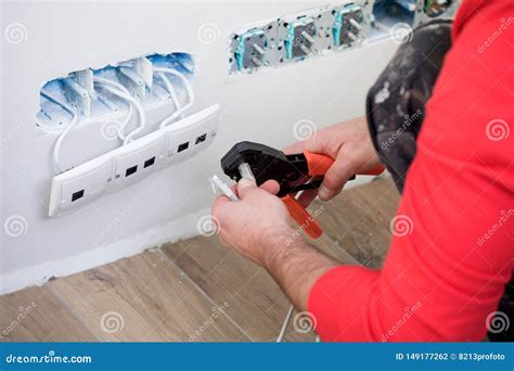 Manos De Un Electricista Del Electricista En El Trabajo De La Manitas