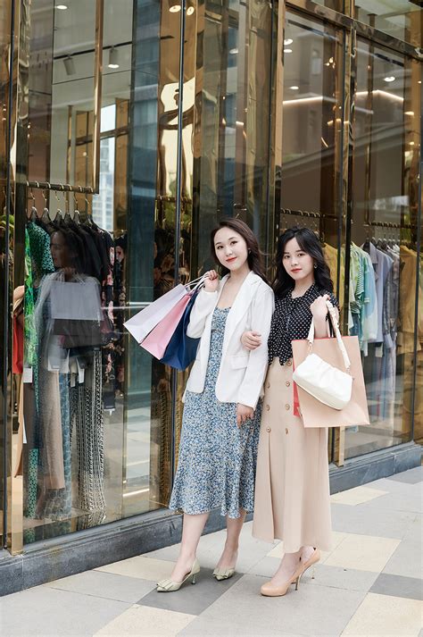 碎花裙美女服装店逛街购物人物摄影图照片免费下载 jpg格式 60004000像素 编号452475978283880904 设图网