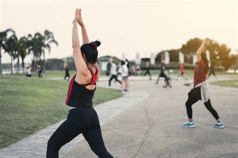 Vista Posterior De Personas Maduras Y Saludables Que Bailan Aeróbicos En El Parque De La Ciudad
