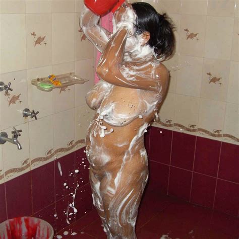Desi Aunty Nude Bathing Photo DESI NUDE ALBUM
