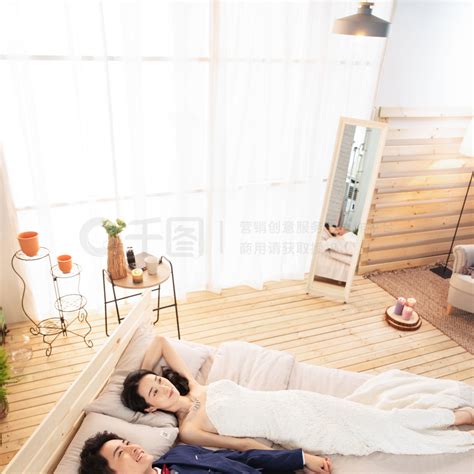 新婚夫妇在卧室里共享甜蜜时光人像图片免费下载 jpg格式 3648像素 编号69390663 千图网