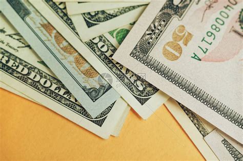 美元关闭概念美元在黄色背景下现金钱币高清图片下载 正版图片504343988 摄图网