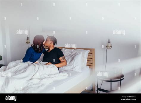 Mann Und Frau Beim Küssen Im Bett Fotos Und Bildmaterial In Hoher Auflösung Alamy