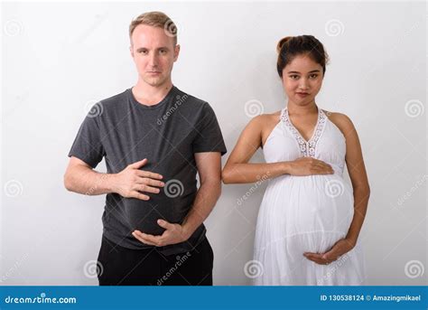 妊娠中のレズビアンがキスをする WhitterOnline