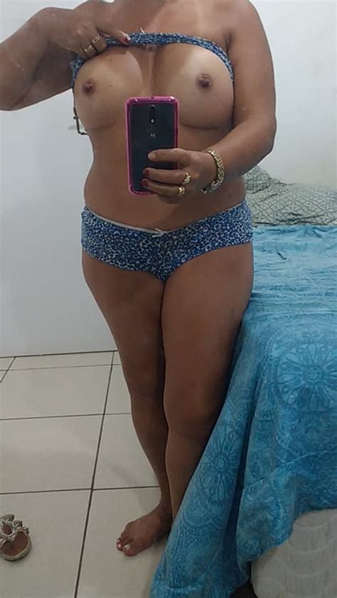 Esposa Peituda Exibida Tirou Umas Fotos Pro Seu Marido Mas Ele Jogou Na Net Pra Explanar A