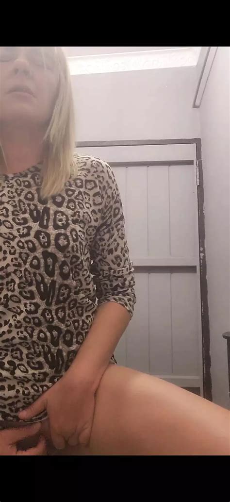바의 공중 화장실에서 보지를 핑거링하는 귀여운 금발 xHamster