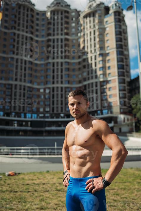 Tipo Musculoso Con Un Torso Desnudo En El Fondo De Un Edificio Alto