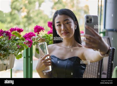 Une Femme Asiatique Joyeuse Prend Un Selfie Avec Une Bouteille D Eau