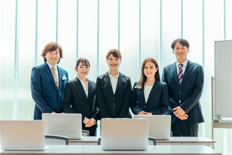 転職初日や面接後に会社を訪問するときの 服装はスーツ？私服？マナーを解説 Ifa転職コラムbyアドバイザーナビ