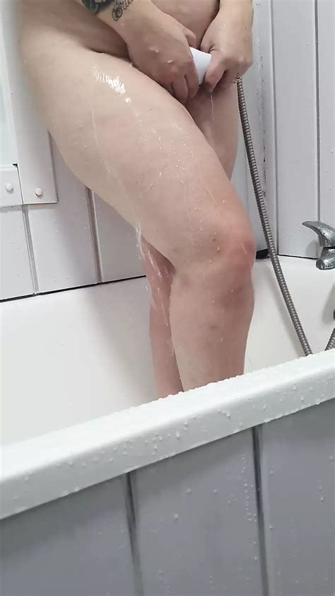배다른 아들 앞에서 몸을 씻는 화장실에서 알몸으로 잡힌 새엄마 xHamster