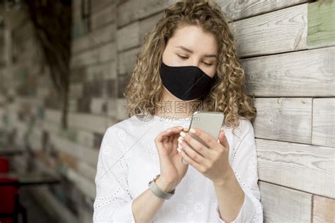 技术使用电话戴女面具的在室内人们高清图片下载 正版图片308077286 摄图网