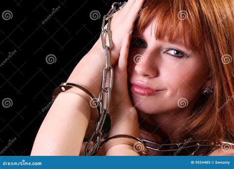 Junge Heiße Frau Mit Handschellen Und Kette Stockbild Bild Von Porträt Dunkel 9554485