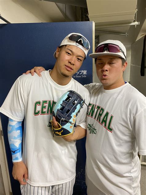 阪神の集合写真に岡本乱入WWWWWWWWWWWWWWWWWWWWWW