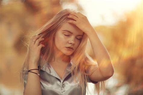 Verano Hermosa Joven Rubia En El Parque Foto Premium