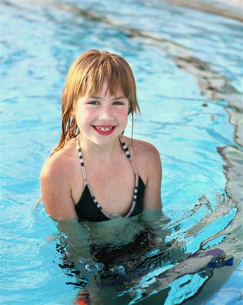 Natación De La Chica Joven En Piscina Imagen De Archivo Imagen De Preadolescente Agua 12385599