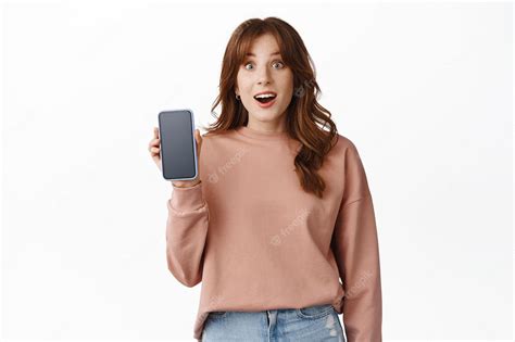 Imagem De Uma Adolescente Surpresa Queixo Caído Mostrando Propaganda Na Tela Do Smartphone
