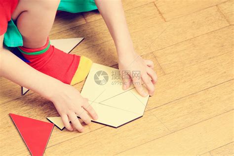 小男孩玩拼谜游戏早高清图片下载 正版图片507201925 摄图网