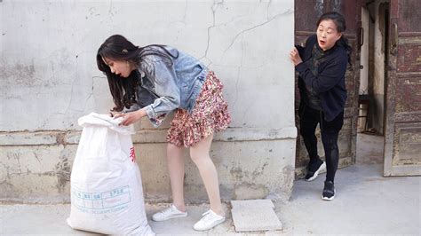 小伙娶了个懒媳妇婆婆用一麻袋钱套路儿媳妇干活看一遍笑一遍 腾讯视频