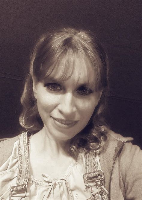 Angela Summers Profiles • Instagram Twitter Tiktok Foller