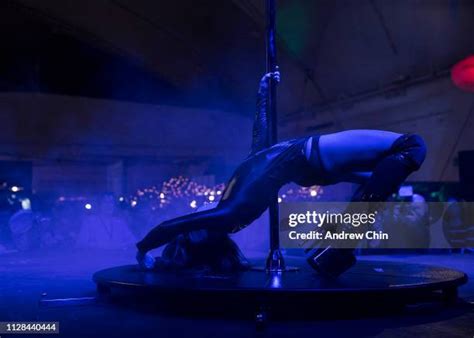 Stripping On Stage Photos Et Images De Collection Getty Images