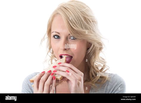 Femme mangeant un sandwich Banque de photographies et dimages à haute