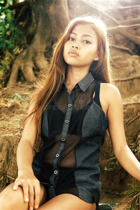 Jeune Fille Asiatique Sexy Et Belle S Asseyant Sur L Au Sol De Colline