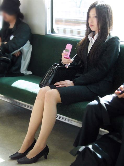 素人OLの通勤中の電車内対面タイトスカートパンストエロ画像