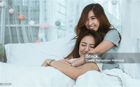 Foto De Duas Mulheres Asiáticas Bonitas Ou Lésbicas Deitadas Em Cama Aconchegante Abraçadas Com