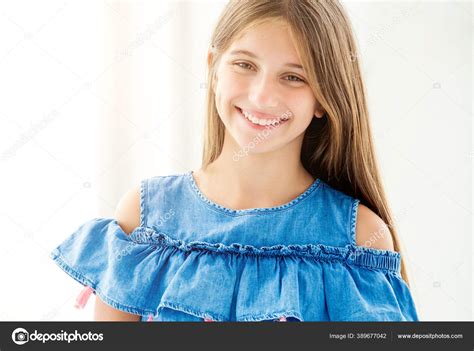 Portrait De Fille Souriante Image Libre De Droit Par GekaSkr 389677042