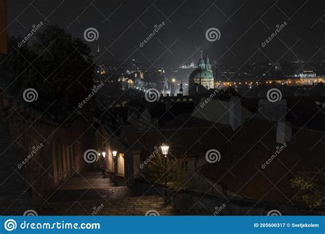 Luces De Calle Y Acera Peatonal Con Adoquines En El Centro De Praga Por La Noche Y En El Fondo
