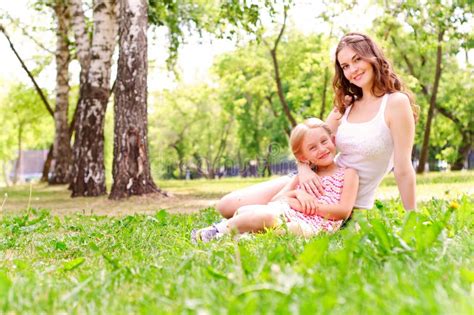 Mère Et Fille S asseyant Ensemble Sur L herbe Image stock Image du