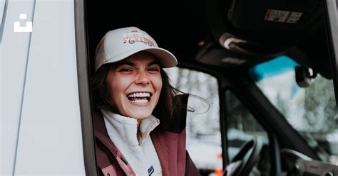 Une Femme Assise Dans Le Siège Du Conducteur Dun Camion Photo Photo Montagnes Gratuite Sur