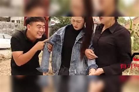 为了80万彩礼，继母把女儿嫁给富豪的傻弟弟，五年后女儿霸气回村女儿继母富豪