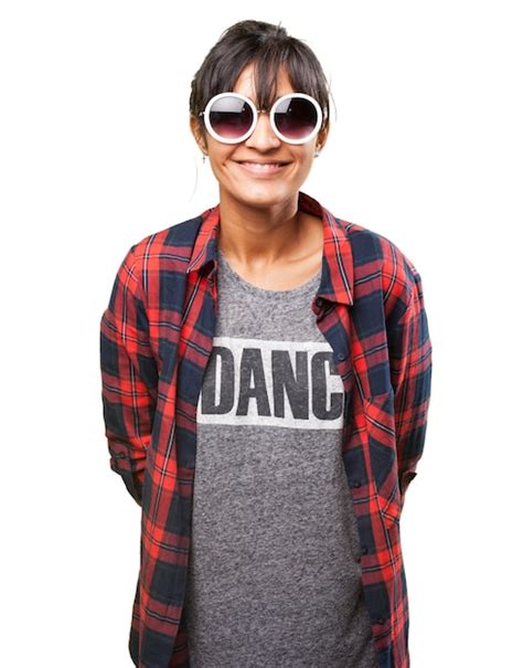 Sourire Femme Avec Des Lunettes De Soleil Photo Gratuite