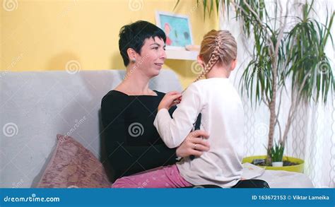 Mama Lesbisch Kümmert Sich Um Ihre Tochter Stock Video Video von
