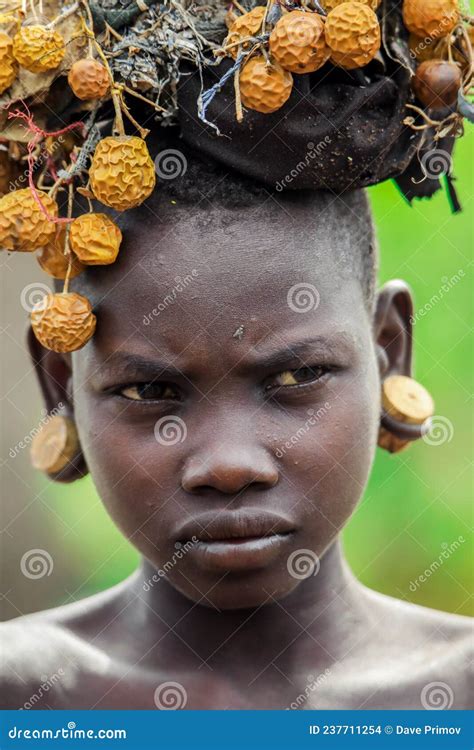 Portret Van Een Afrikaanse Tiener Met Een Ronde Traditionele Houten Oorringen En Gebroken Hoorn