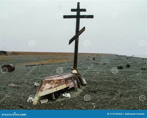 Pavlovs Grave Tumba De Un Hombre En La Isla Wrangel Foto De Archivo Imagen De Barco Huesos