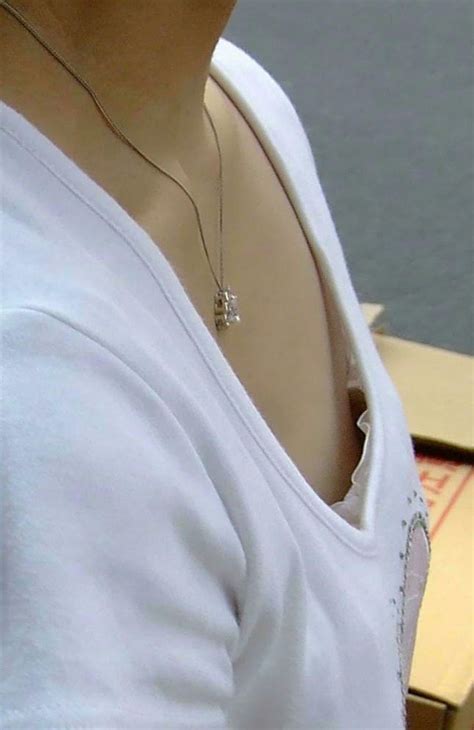貧乳胸チラ盗撮エロ画像ブラジャーの隙間から乳首が丸見え小さいオッパイの素人女子たちの突先を隠し撮りww エロ画像ミルナビ