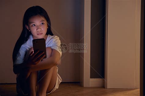 独自在家的小女孩使用手机高清图片下载 正版图片501769266 摄图网